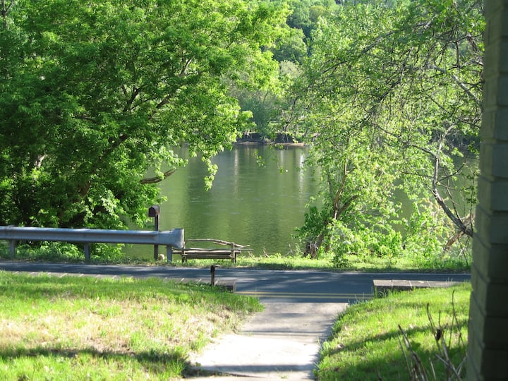 Riverfront Country Cottage - Lake Warren, PA