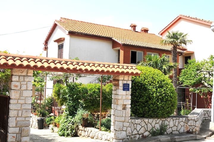 Four Apartments In One House, Ideal For Groups. - Cres