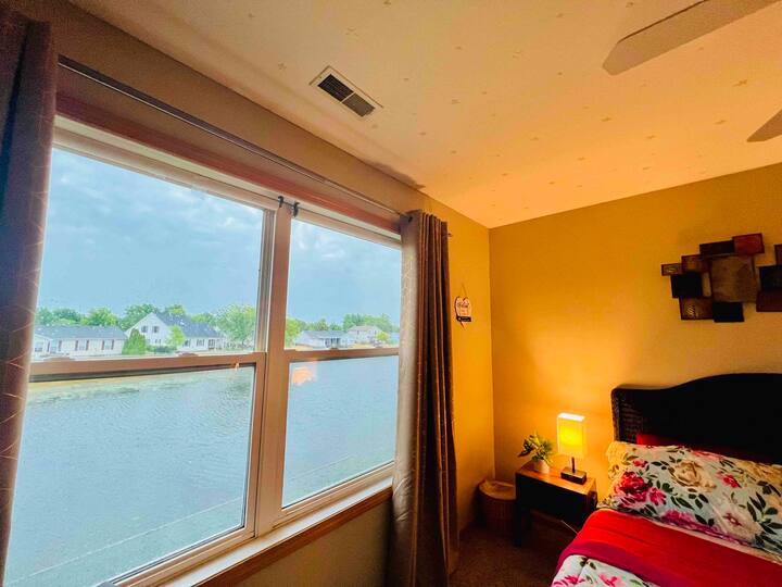 Cozy Room Overlooking A Pond - Champaign, IL
