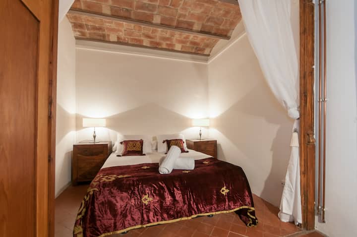 Rustic Central 3 Bedroom & Balcony - Barcelona