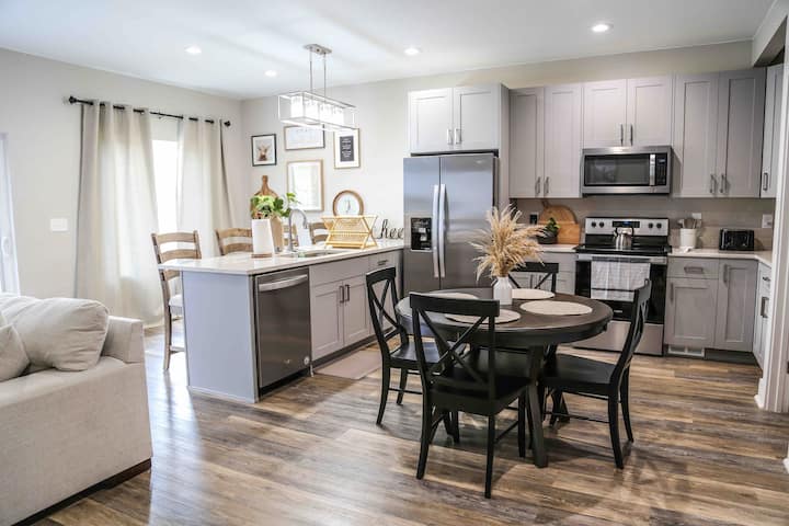 5 Star Family Getaway | Hot Tub + King Suite - Manitou Springs, CO