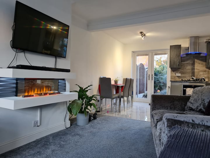 Peaceful Cul-de-sac Retreat + Hot Tub & Piano - Derby, UK