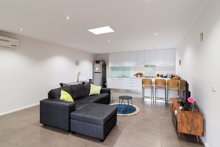 Upstairs Retreat In Chic Townhouse - Brunswick