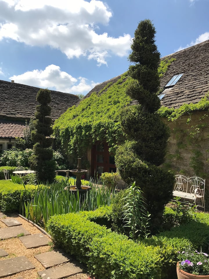 Cotswolds & Bath Xmas Stay | Sauna & Gym - 20% Off - Chippenham