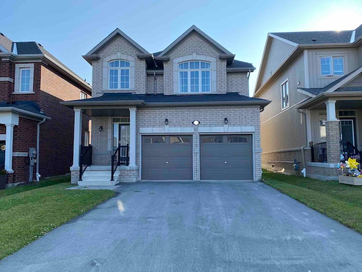 Elegant Detached House With Two Car Garage - Collingwood