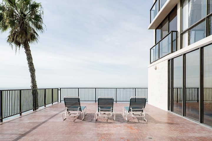 See The Ocean From A Modern Apartment In South Redondo Beach - Torrance, CA