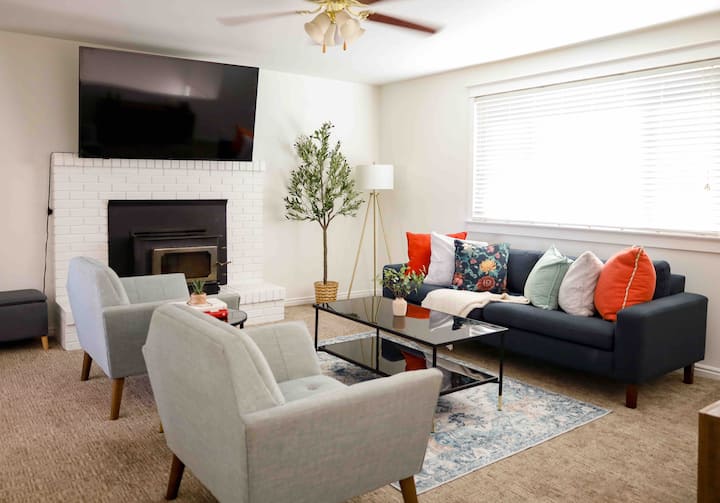 Charming Retreat W 65" Tv And Patio Upstairs - West Jordan, UT