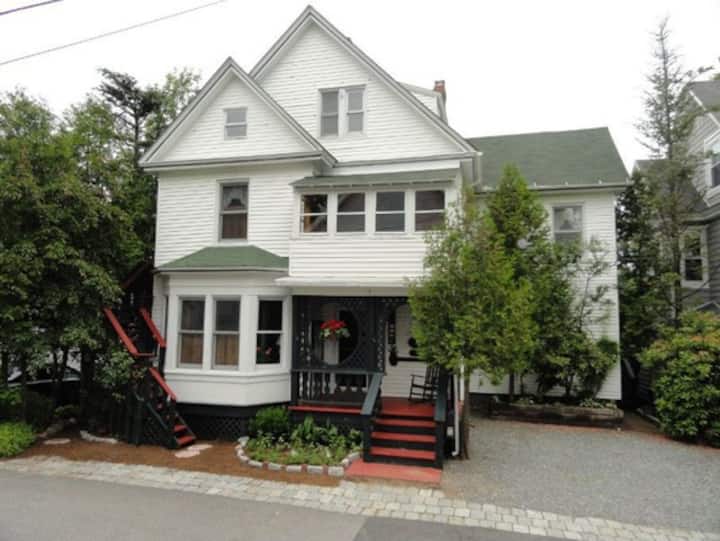 Beautiful Home In Bar Harbor. Walk To Everything. - Bar Harbor, ME