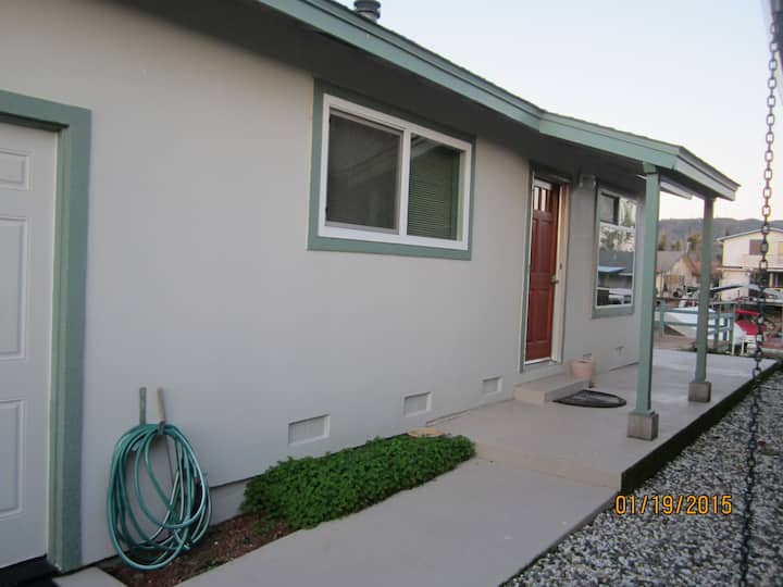 Cozy Waterfront Retreat! - Clearlake, CA