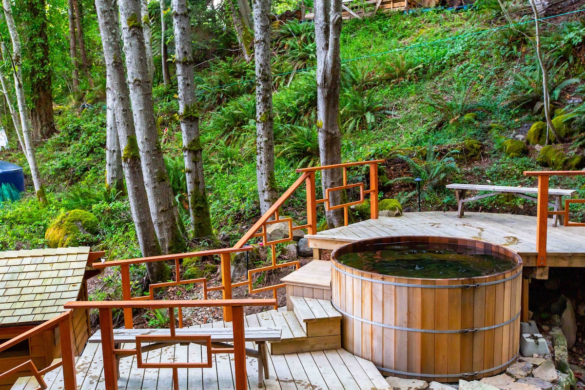 Luxury Suite with Cedar Hot Tub & View - Bed and breakfasts for Rent in ...