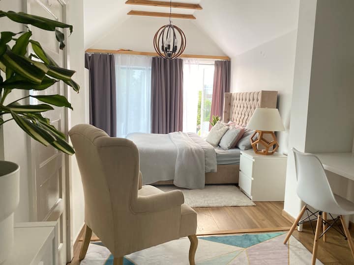 Large And Chic Double Room With A Desk Space - Romford