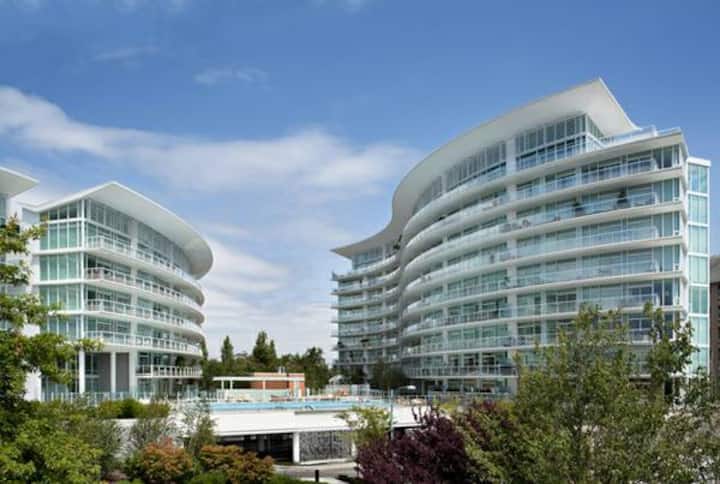 1 Bd & Den Awesome Harbour Views - Royal Roads University