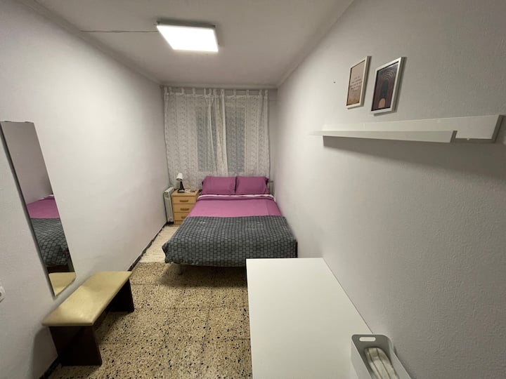 Habitación Doble, Acogedora, Ventilada Y Luminosa. - Tarragona