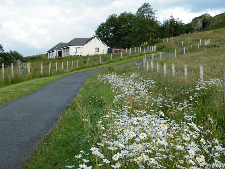 Mackenzie Cottage, 8 Satran, Carbost, Isle Of Skye - Skye