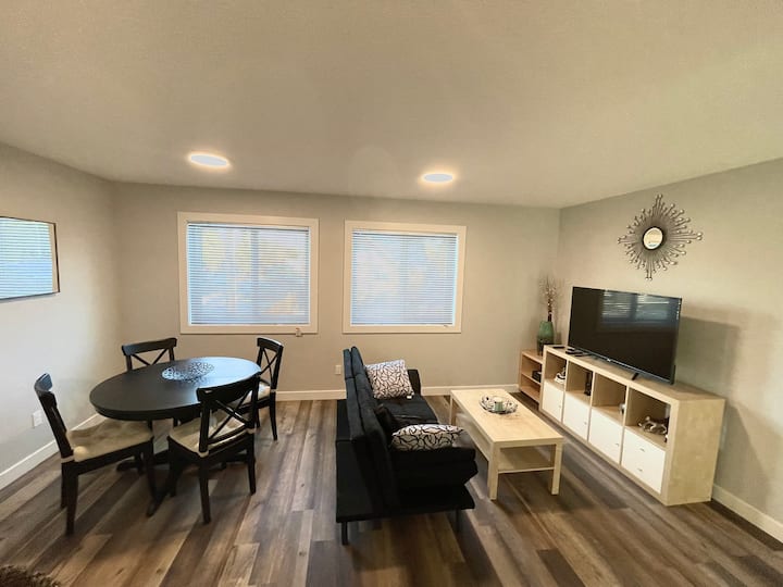 Adorable Brand New Guest House In West Edmonton. - Edmonton, Canada