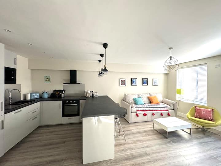 Chic Sandymount Apt - Beach Stroll - Sleeps 3 - Dublin