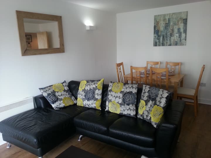 Woking Center, 2 Bed 2 Bath 5* Apartment - Woking