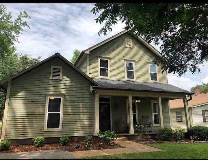 Walk To Downtown Franklin! New Sidewalks! Sleeps 8 - Franklin, TN