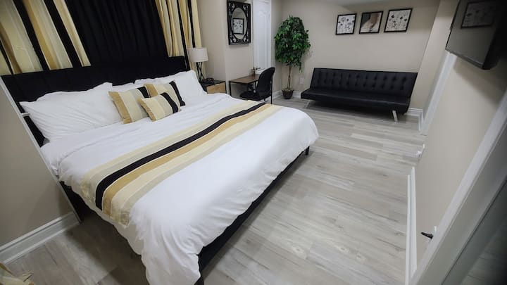 Large Guest Suite In Brampton With Kitchen - Brampton