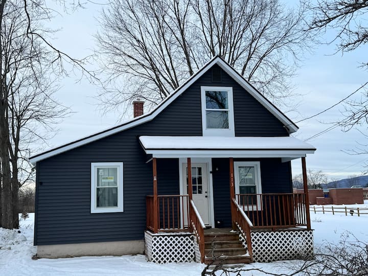 Quaint City Cottage Just Minutes From Killington - Rutland, VT