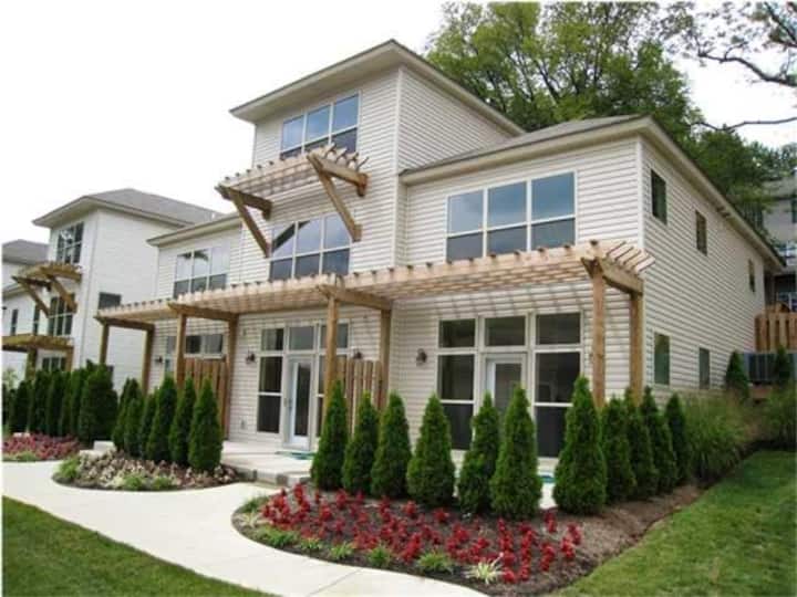 Clifton Condo Relaxation Spot - Louisville, KY