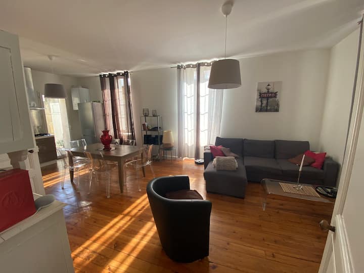 Maison De 120m2 Avec Cour En Centre Ville - Cognac