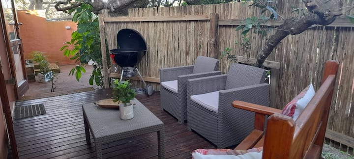 Firefly Cottage: Cosi Nest Tucked Away In Garden - Kenton-on-Sea