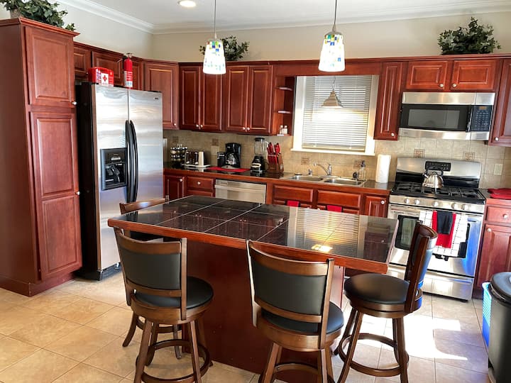 Historic! Pro Cleaned, Self Check In Sleeps 16 - Racine, WI