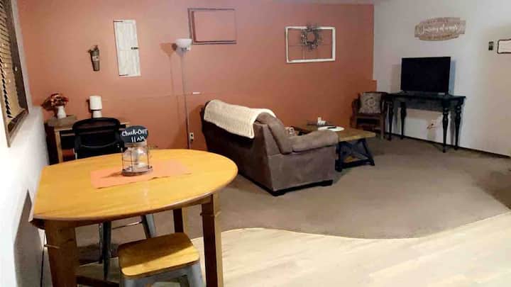 Hchideaway-rusticvibe Escape-clean, Queen Bed/desk - Aberdeen, SD