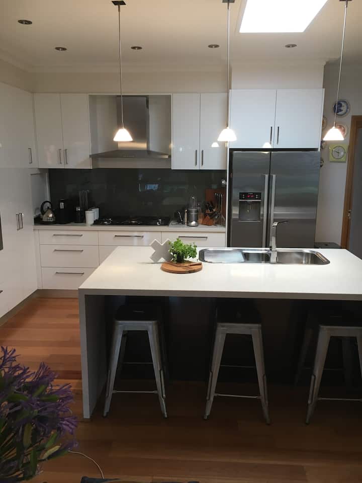 Large 4 Bedroom Home With Spa - Geelong