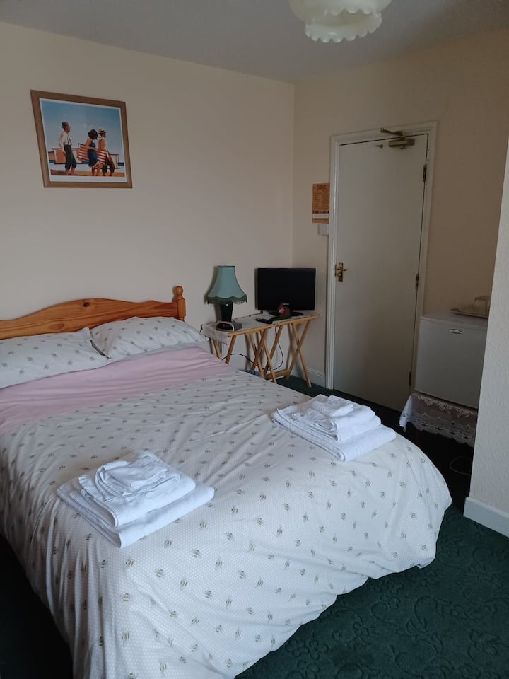 Rearview Room/ Ensuite/2 Beds / Up To 3 Guests - Morecambe