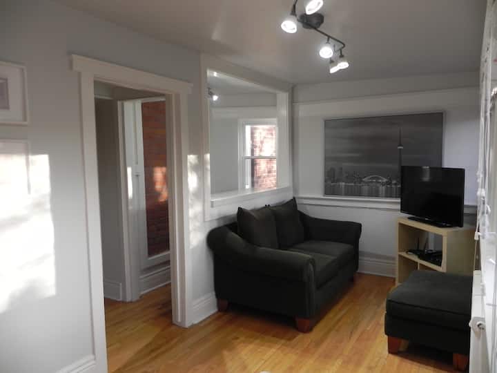 Light-filled 2nd Floor Private Apt In Little Italy - 미시소거