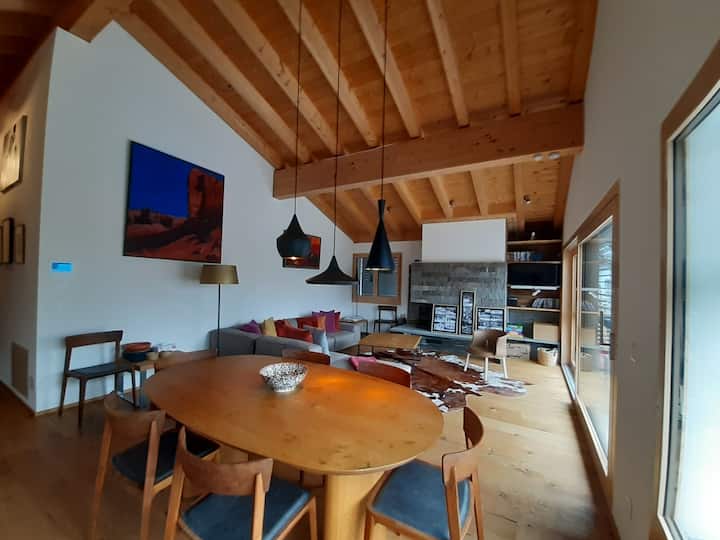 Luxurious 3 Bedroom Ensuite Apartment & Fireplace - Alvaneu