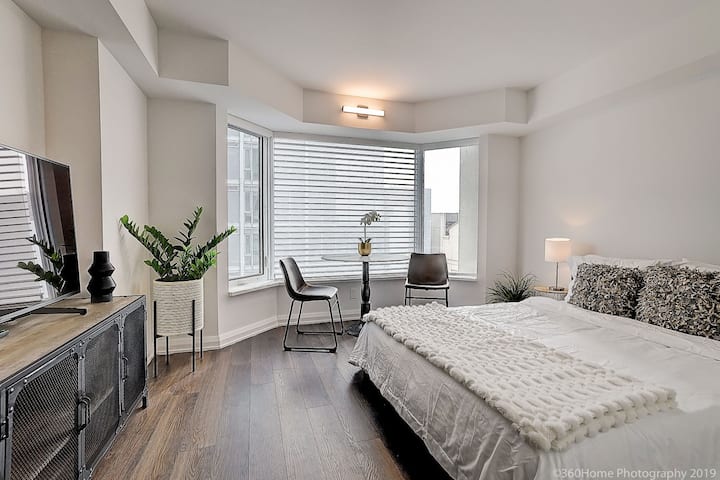 Instantsuites- Designer Studio Yorkville - Toronto, ON