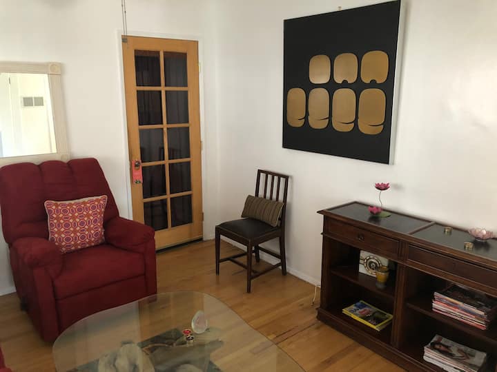 The White Room.
Quiet / Independent Room In House. - The Village Green - Los Angeles