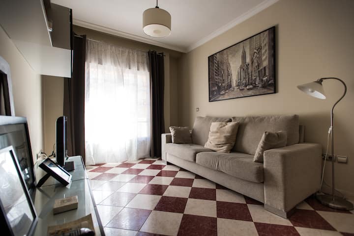 Cozy Apartment Easy Parking And Connections - Séville