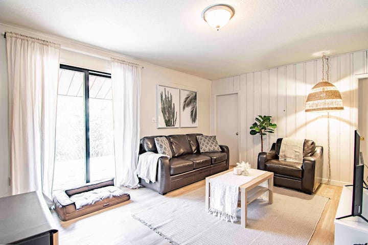 Coco Cottage - Cozy Cottage Steps From The Lake - Sylvan Lake, AB