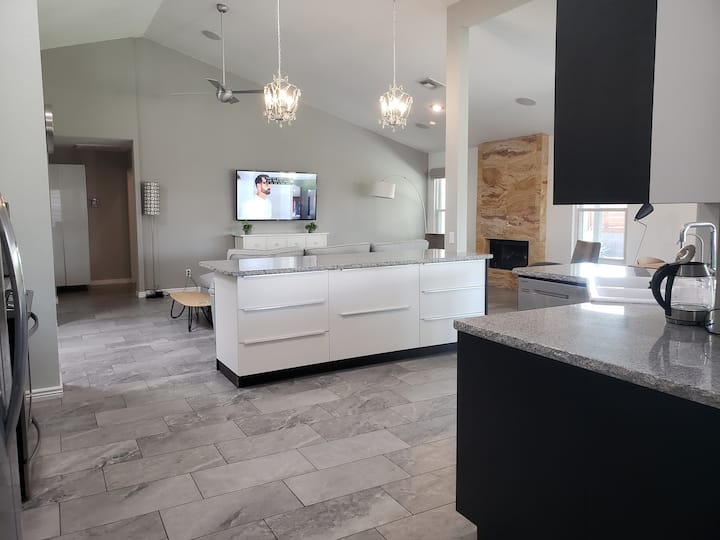 Lofty 1 Br 1,500 Sf Retreat - Lush Yard - Westgate - Phoenix