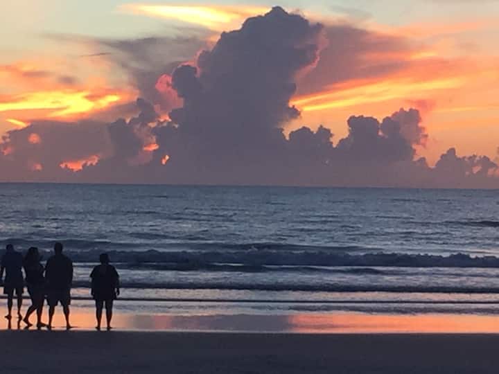 "Touch The Sky" Ocean And Beach Front Condo - Daytona Beach, FL