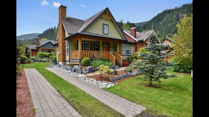 Cultus Lake Cottage With Resort Amenities - Cultus Lake