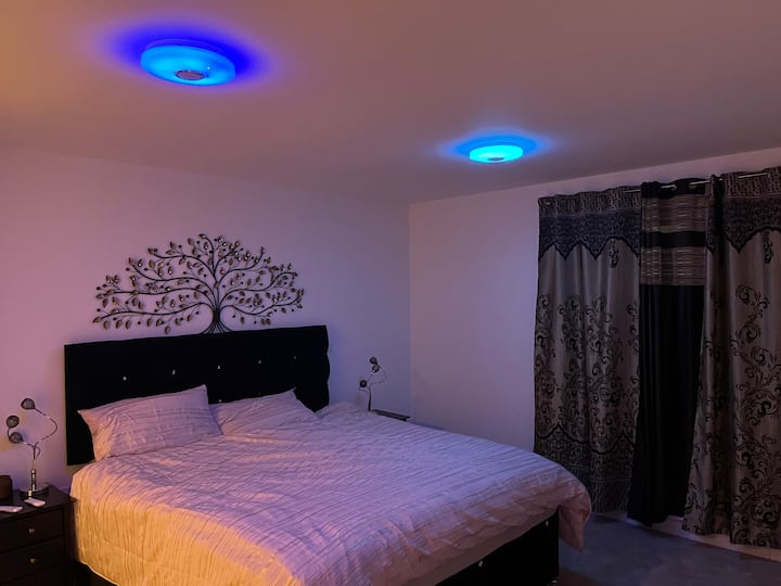 Entire Floor - King  Bed &  Balcony - Bracknell