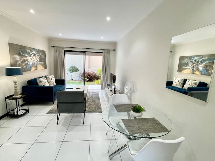 Beautiful Secluded Unit. (No Loadshedding) - Sandton