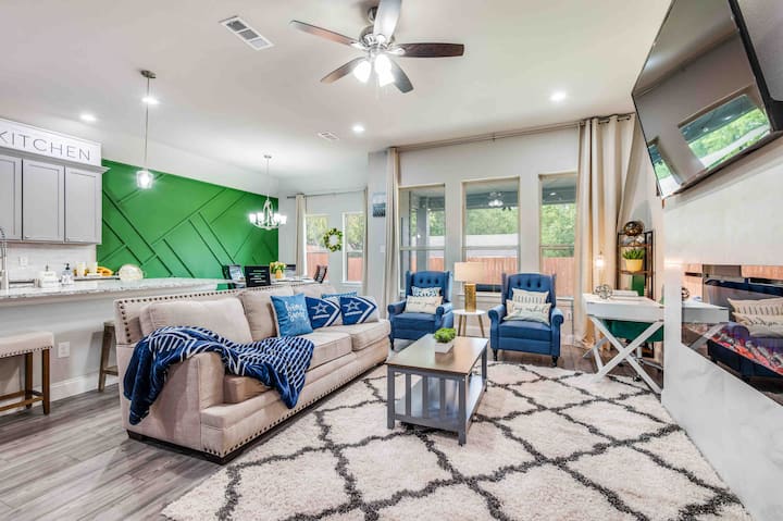 Near Att Stadium Luxury Home- Sleep 10- King Bed - Grand Prairie, TX