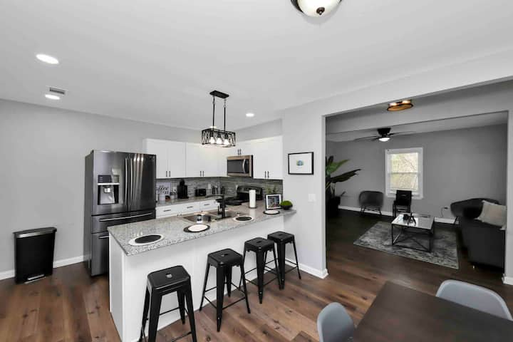 Downtown Atlanta - Beautiful 3 Bedroom Bungalow! - Atlanta, GA