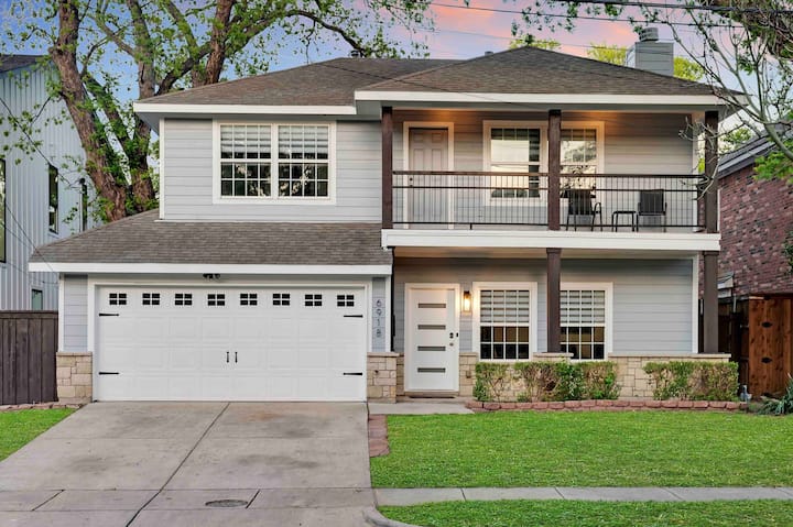 Highland Cottage - Central,  Huge Yard + Hot Tub - Dallas, TX
