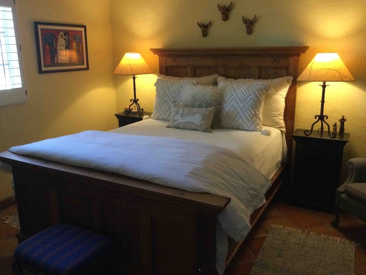Old Foothills Hacienda (Queen)(breakfast Included) - Tucson, AZ