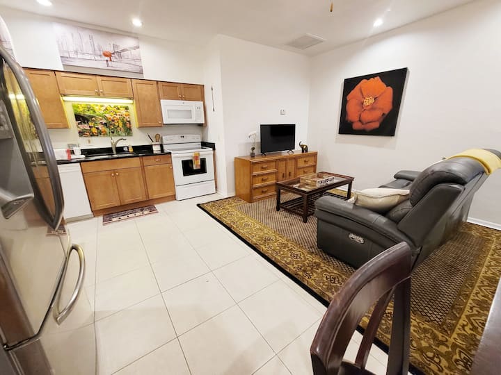Cozy Downtown Gainesville 2 Bedroom/ 1 Bath Duplex - Gainesville, FL