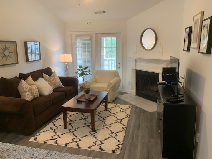 Fabulous One Bedroom W/ Fireplace In Alpharetta - Alpharetta, GA