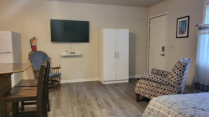Quiet, Cozy Studio Apartment - Kalamazoo, MI