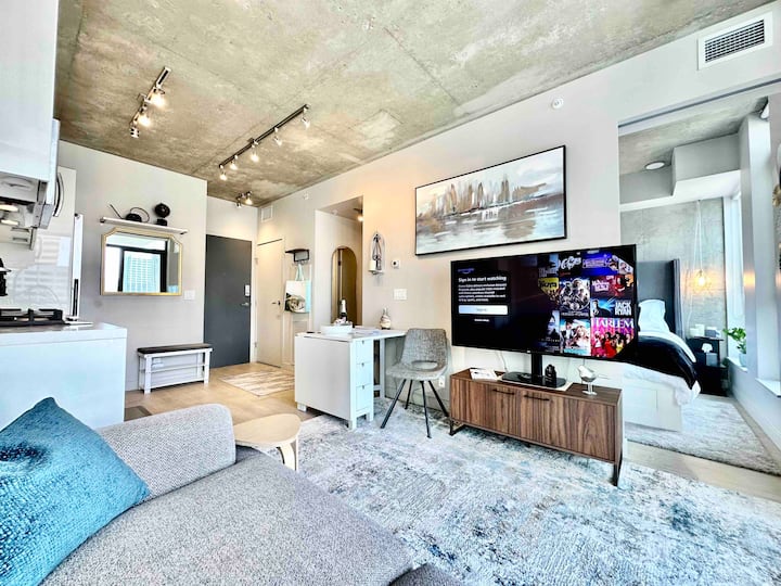 Micronest - Modern Overlooking Downtown Parking - Calgary